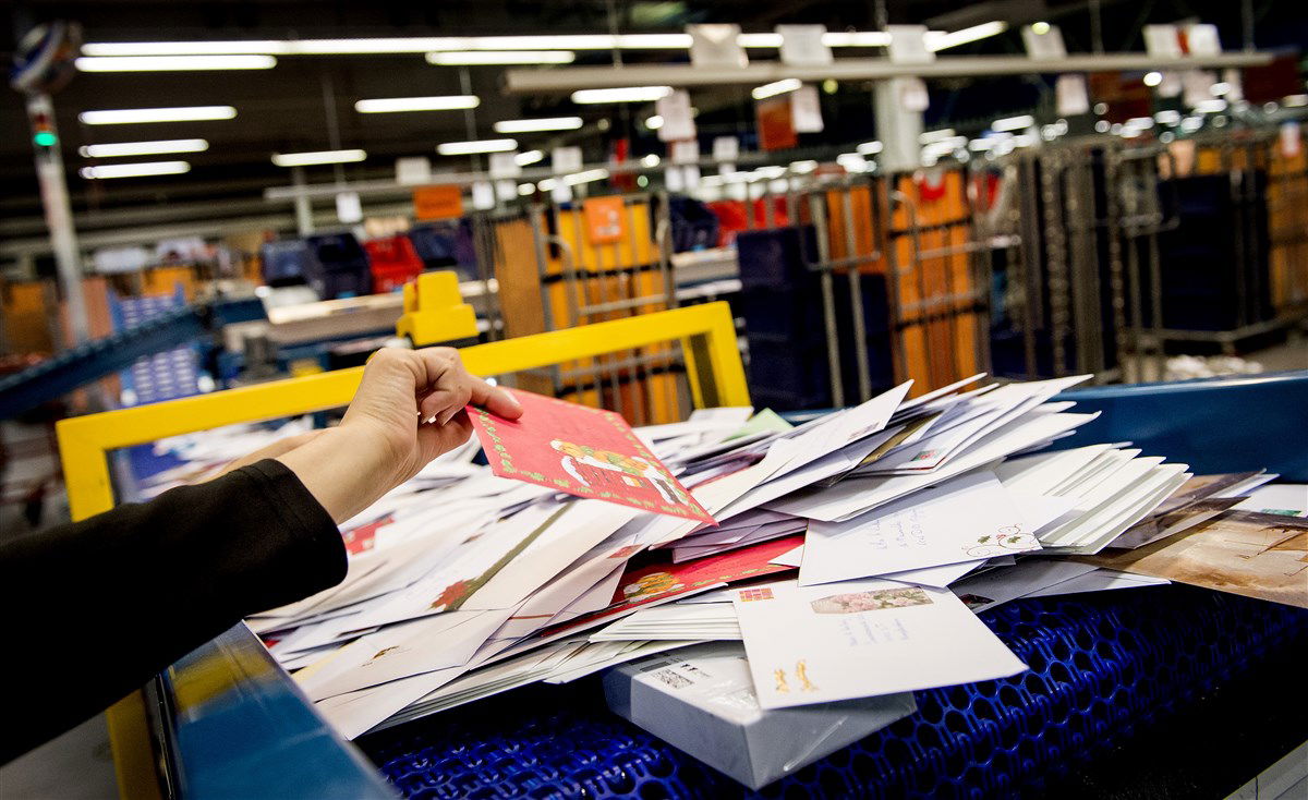 Ouderenfonds zorgt voor honderdduizenden kerstkaarten voor eenzame ouderen | NPO Radio 5